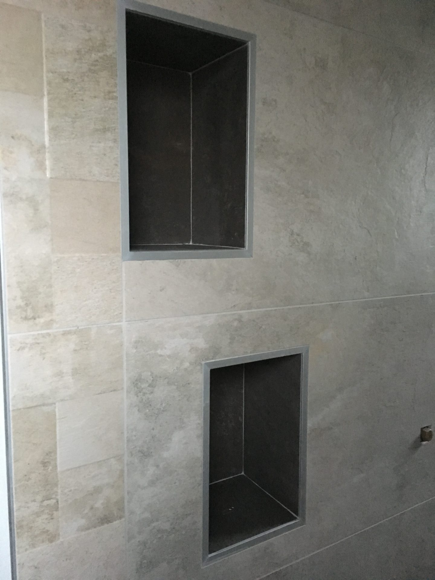 Projet de création de niches de rangement carrelées